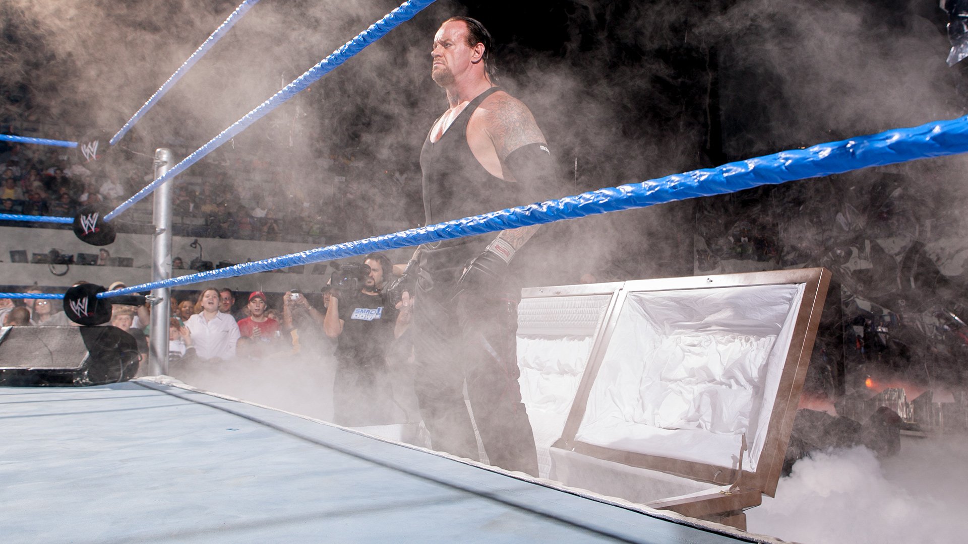 The Undertaker arrives in a casket: SmackDown, Dec - 30th December 2004 ...