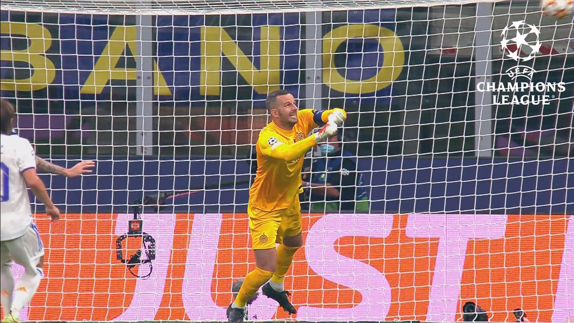 HANDANOVIC-SAVE_TOCH.jpg
