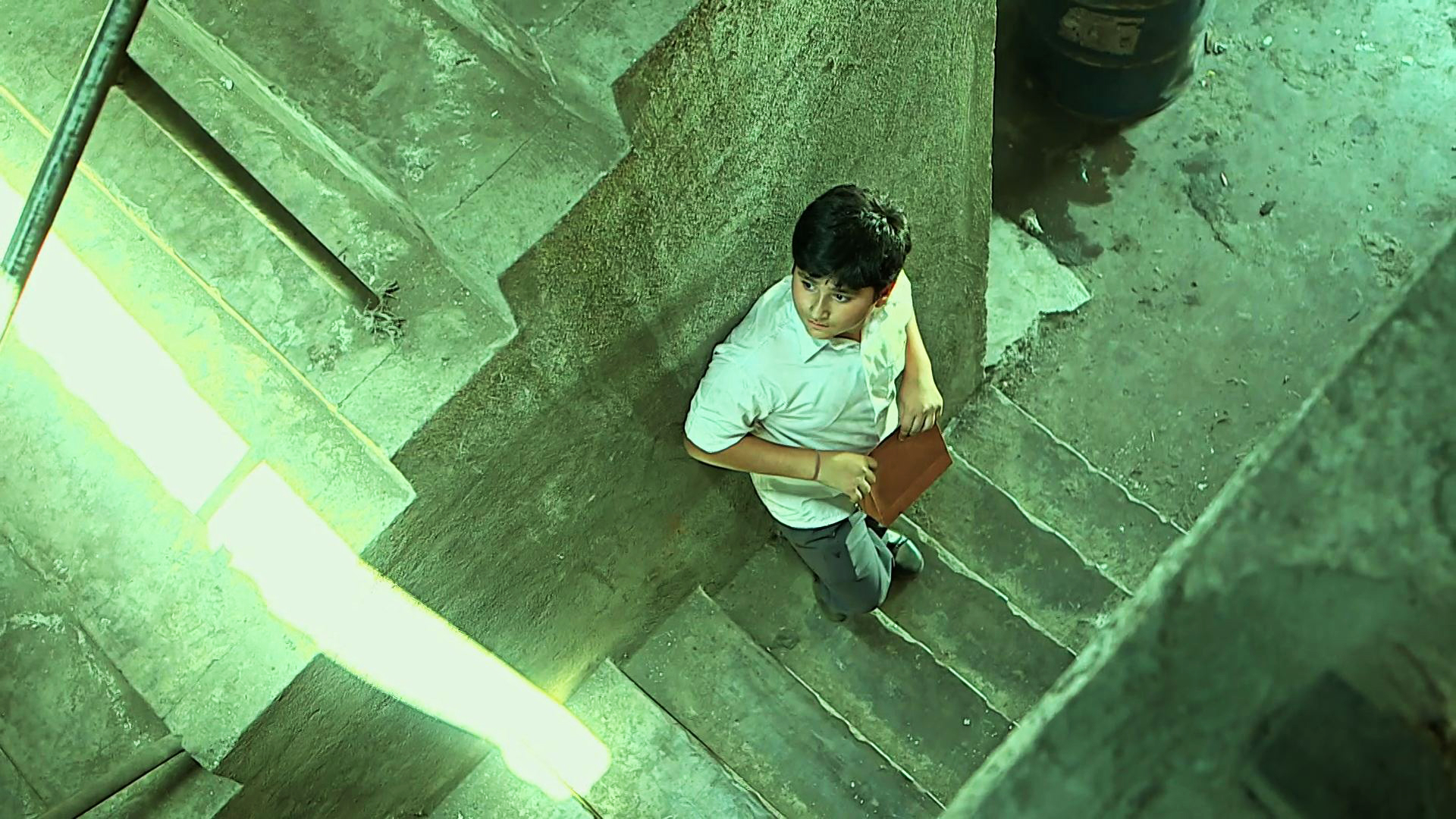 Watch CID Episode no. 1236 TV Series Online - Khatre Mein Masoom - SonyLIV