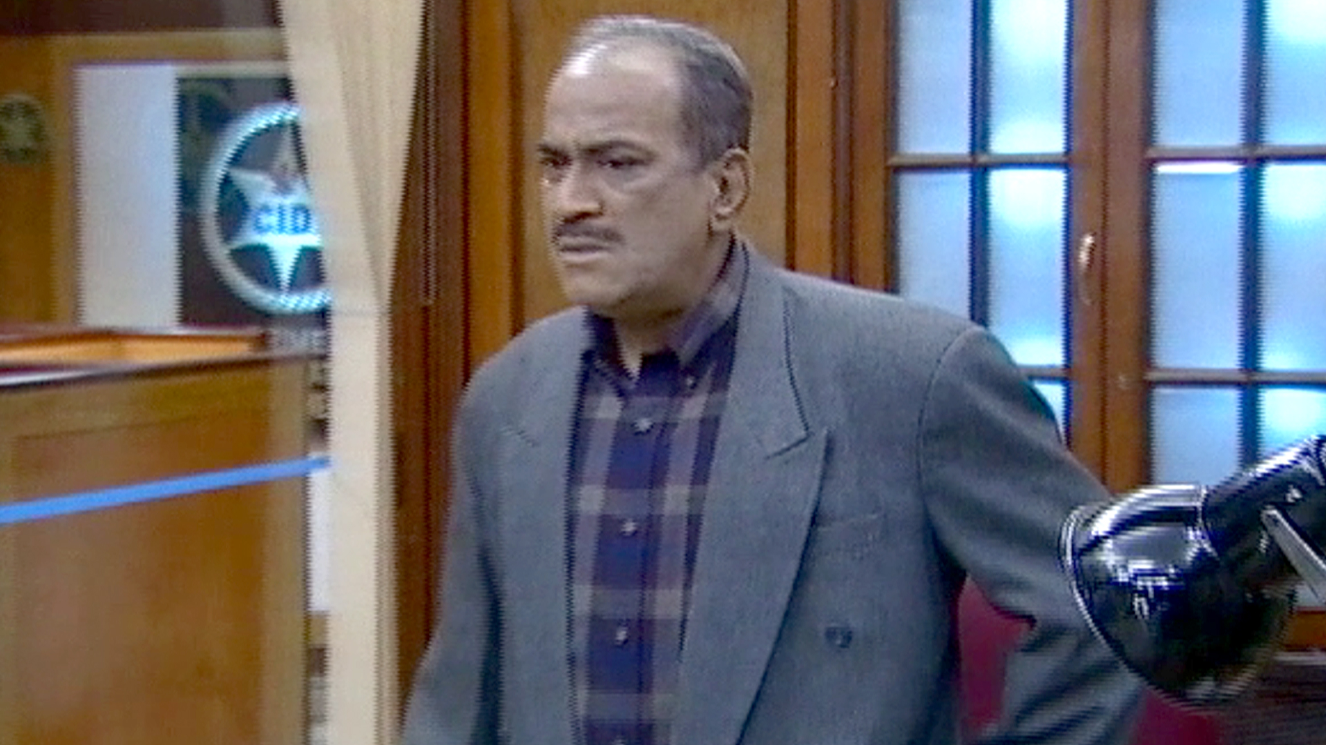 Watch CID Episode No. 213 TV Series Online - 48kms To Mumbai - Part 1 ...