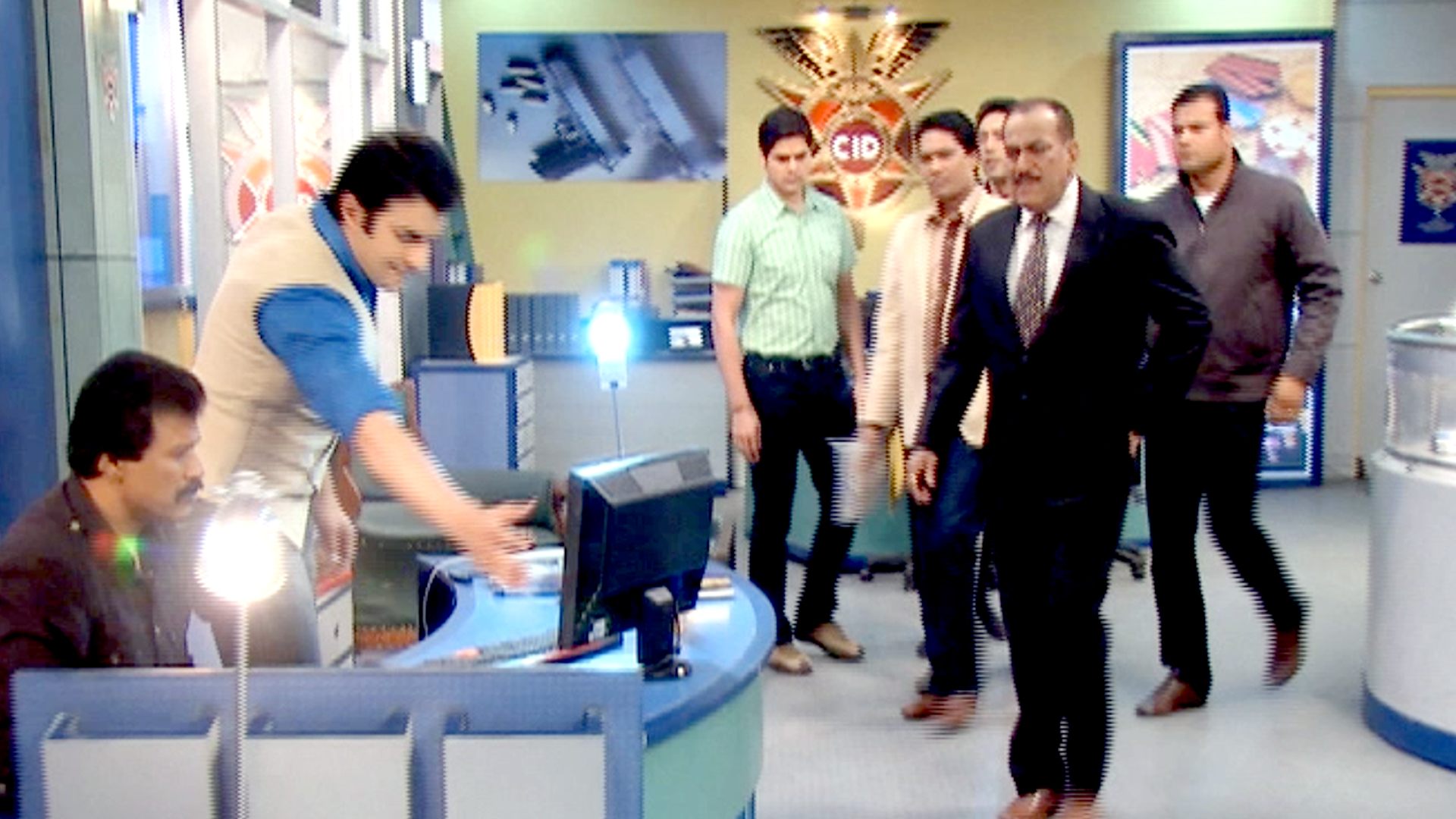 Watch CID Episode No. 807 TV Series Online - Juvenile Thief - SonyLIV