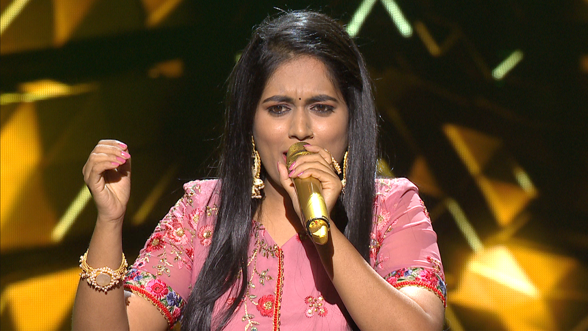 Watch Sayli's Peppy Performance Full HD Video Clips on SonyLIV