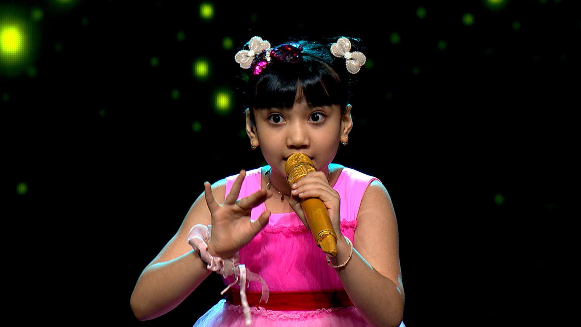 Watch Mud Mud Ke Na Dekh By Sayisha Gupta from Superstar Singer online ...