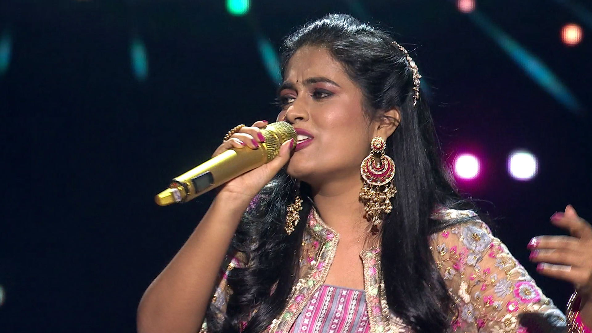 Watch Sayli Makes Everyone Sway Full HD Video Clips on SonyLIV