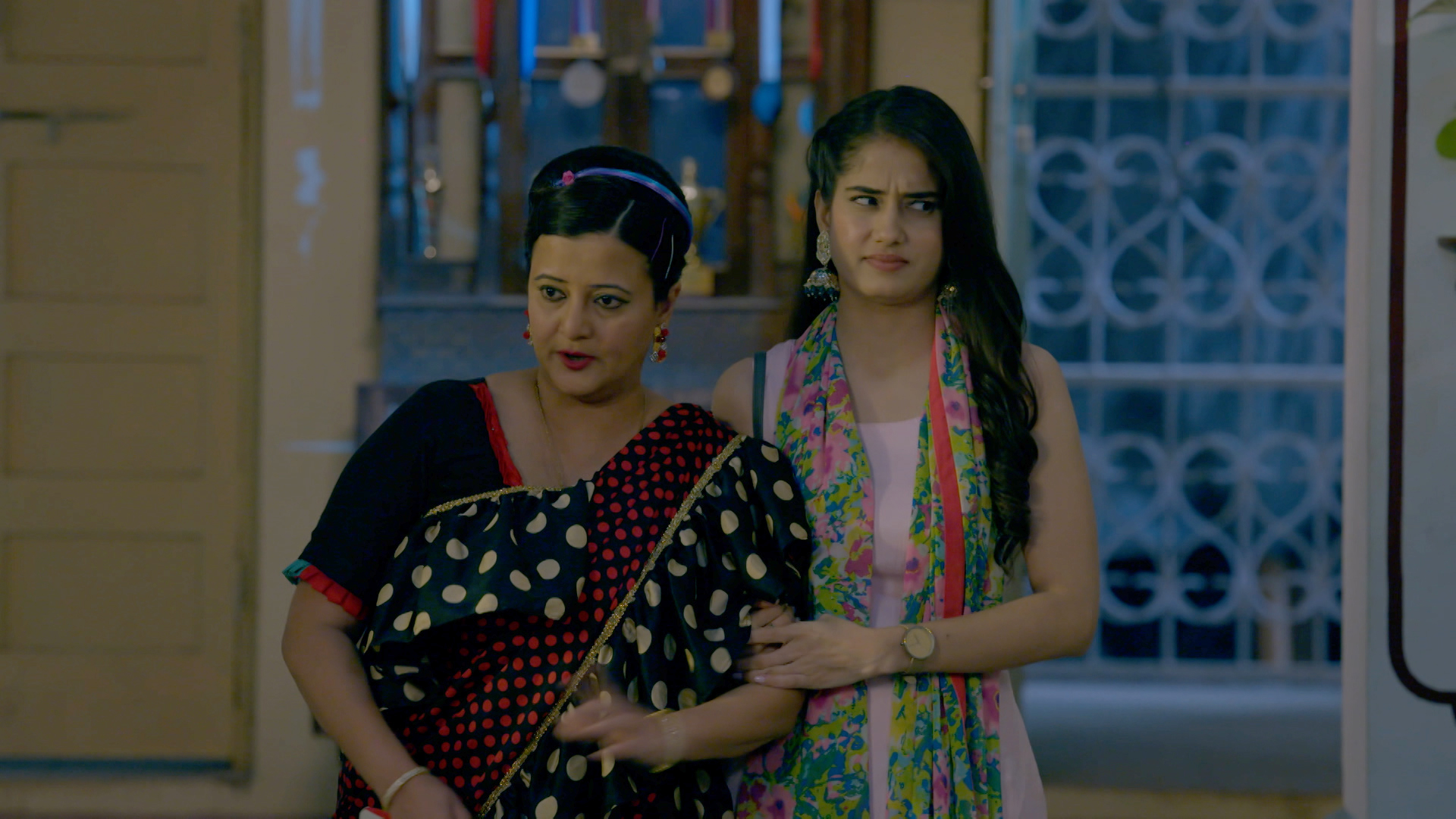 Watch Shweta Meets An Astrologer from Sab Satrangi online - SonyLIV