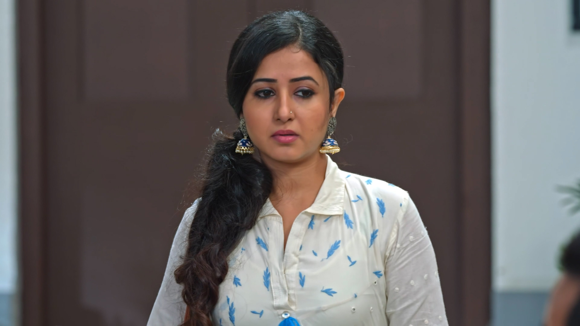 Watch Helping Sanjana from Kuch Rang Pyar Ke Aise Bhi online - SonyLIV