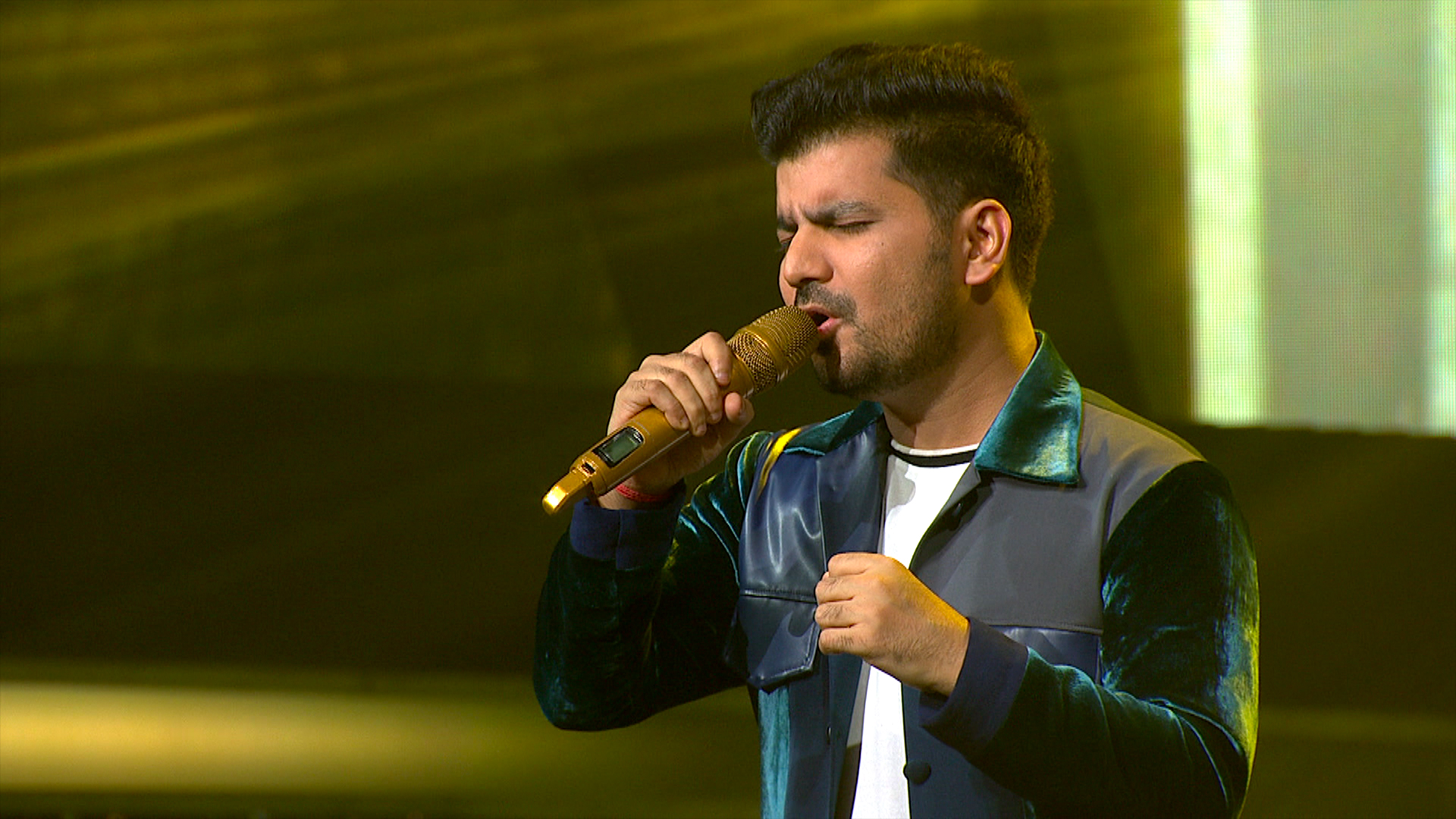 Watch Isharon Isharon Mein Dil Lenewale By Vineet Singh from Indian ...