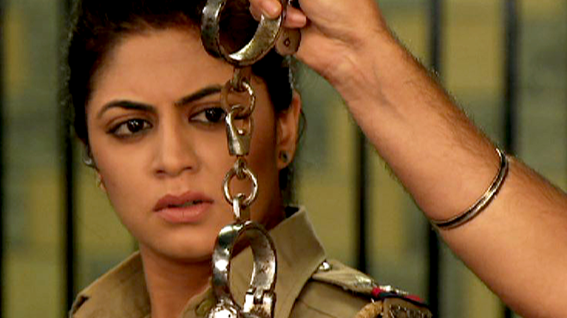 Watch FIR Episode No. 1059 TV Series Online - Chandramukhi Goes to Jail ...