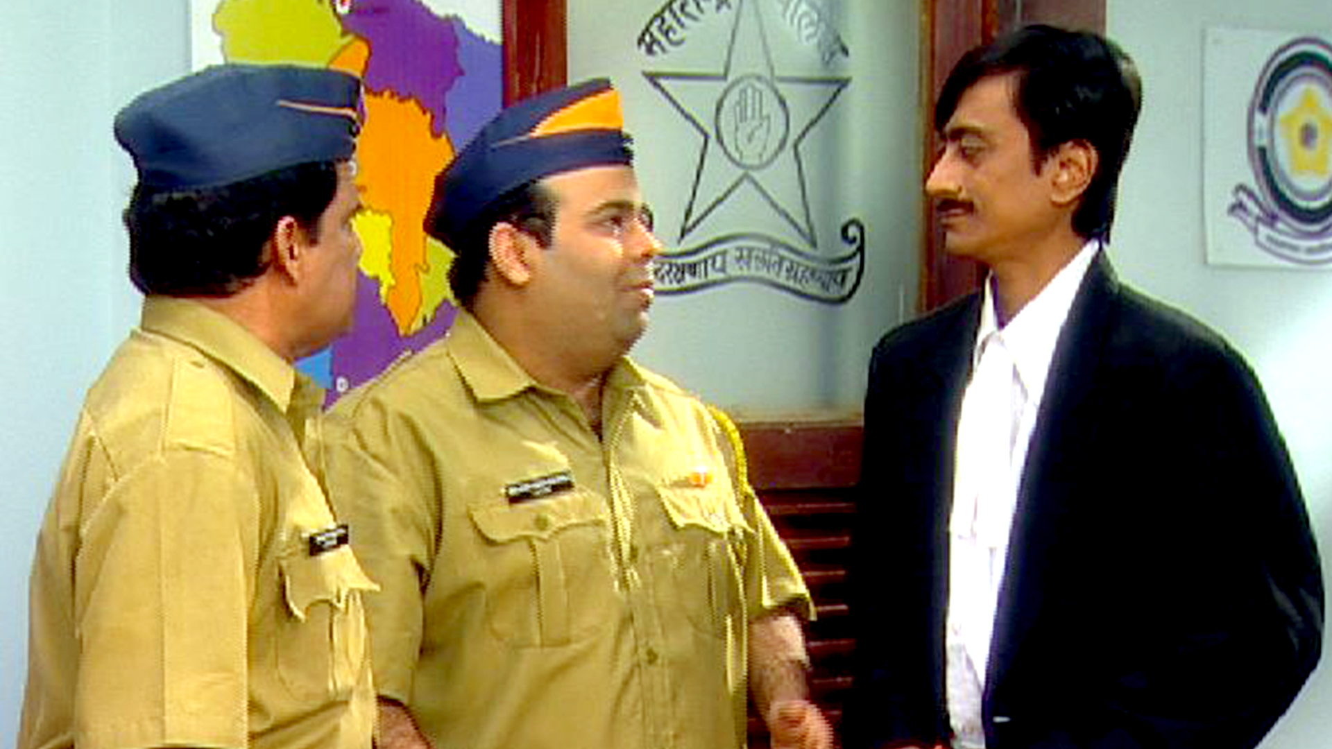 Watch FIR Episode No. 25 TV Series Online - Pandey Meets Nakaab Queen ...