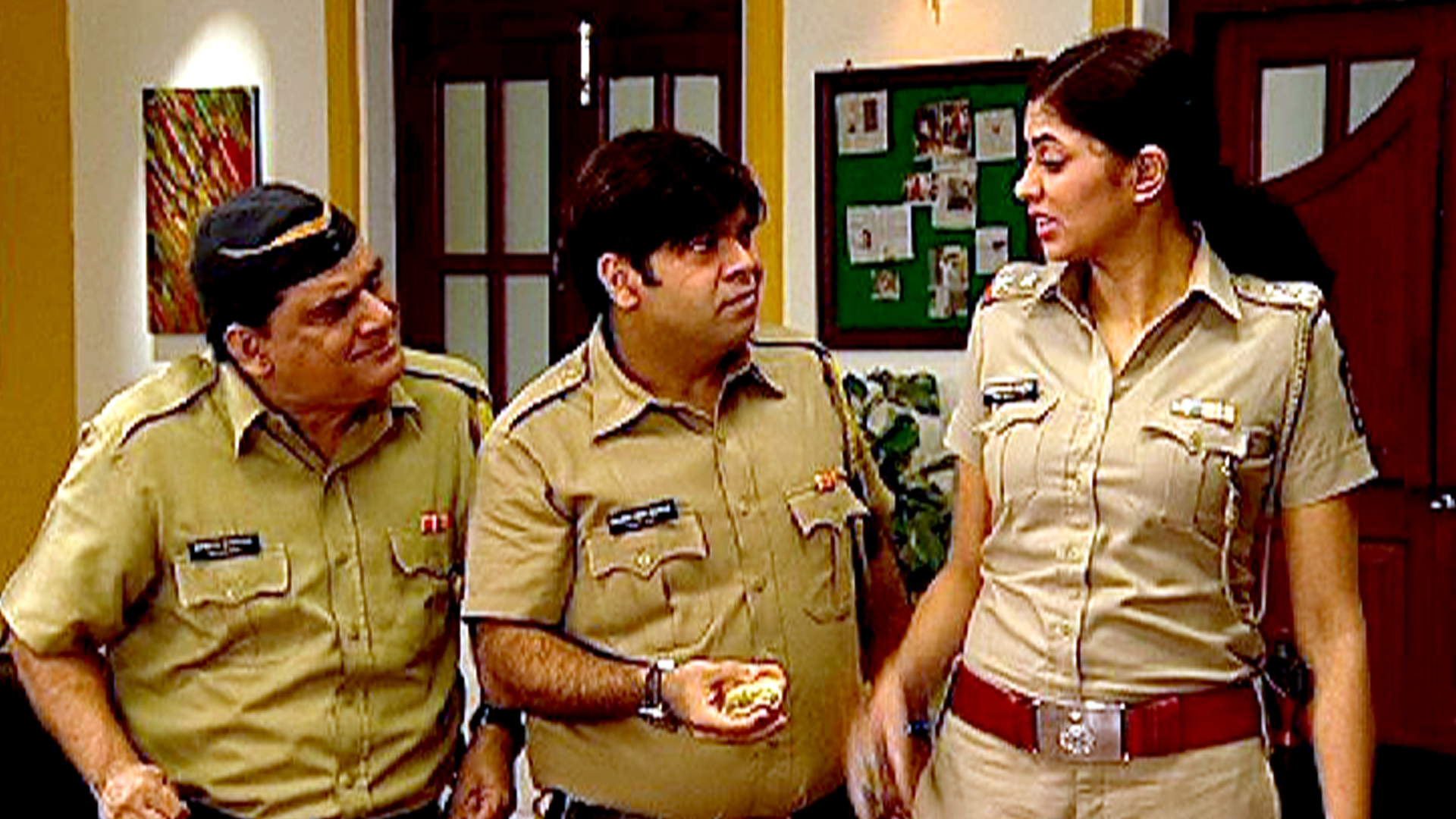 Watch FIR Episode No. 731 TV Series Online - Tiffin Chor - SonyLIV