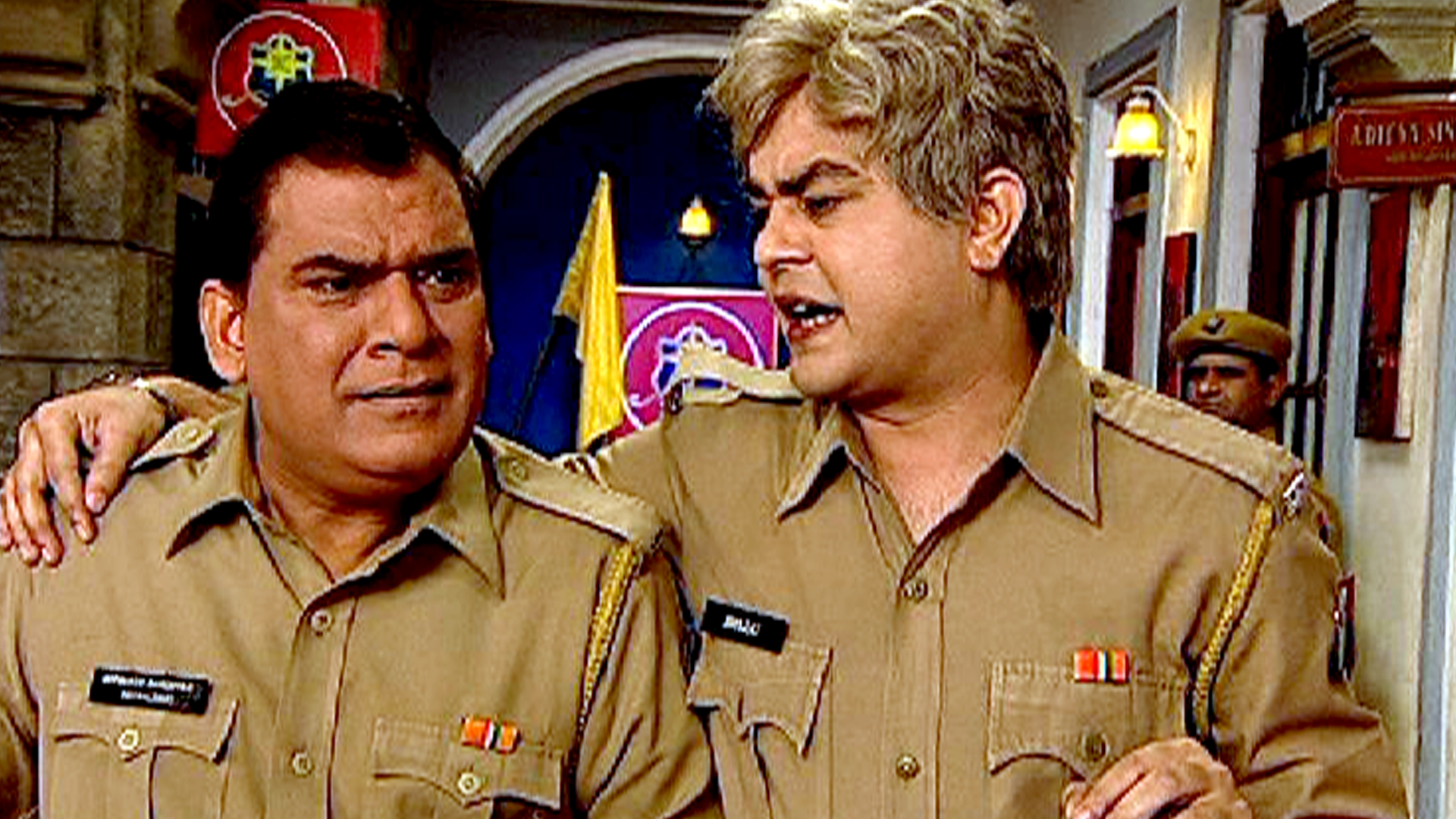 Watch FIR Episode no. 921 TV Series Online - Sweet Box Bomb - Sony LIV