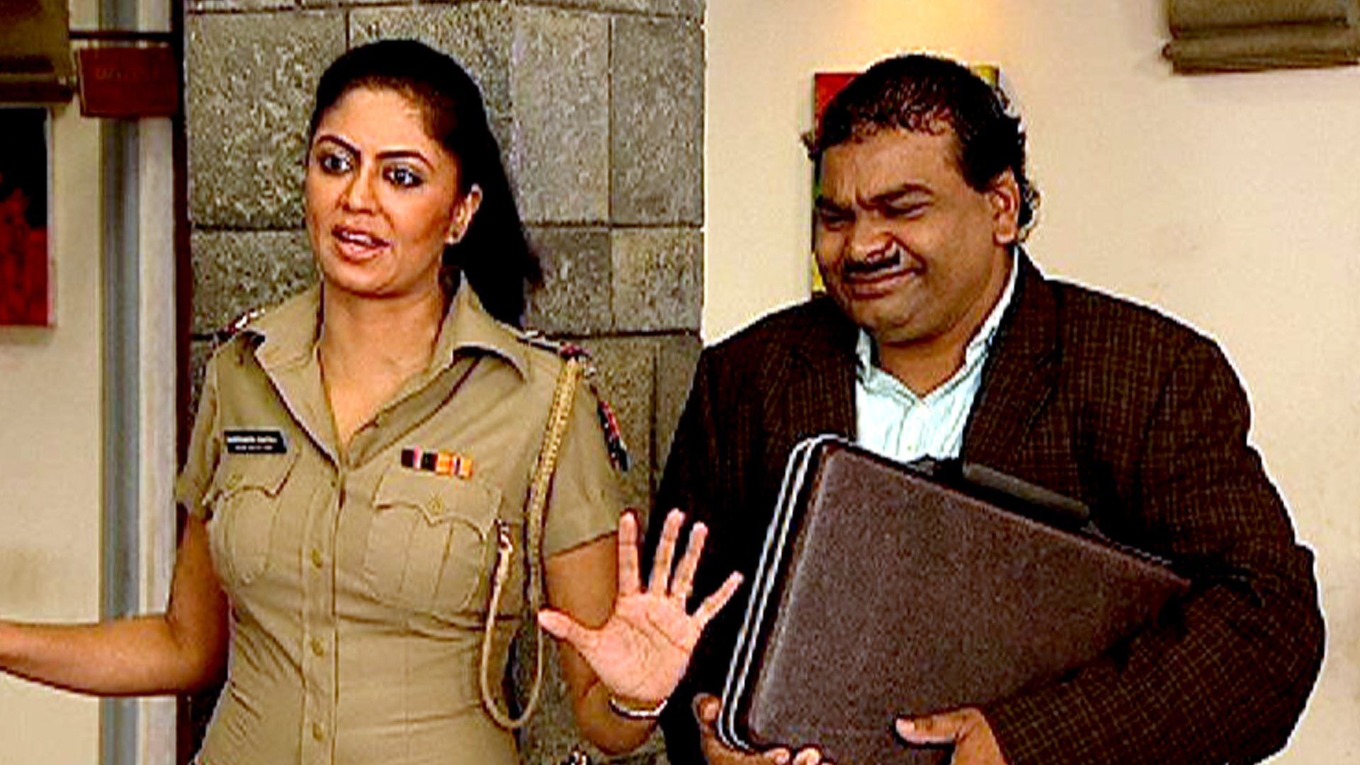 Watch FIR Episode No. 976 TV Series Online - Speaking ATM - SonyLIV