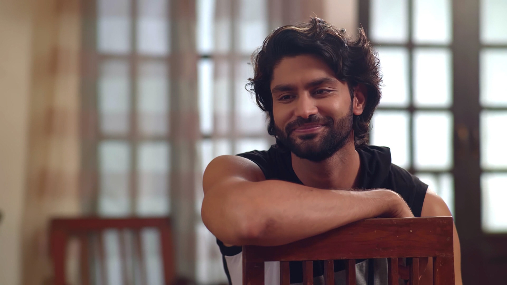 Watch Gud Boy Episode no. 4 TV Series Online - The Kiss? - Sony LIV