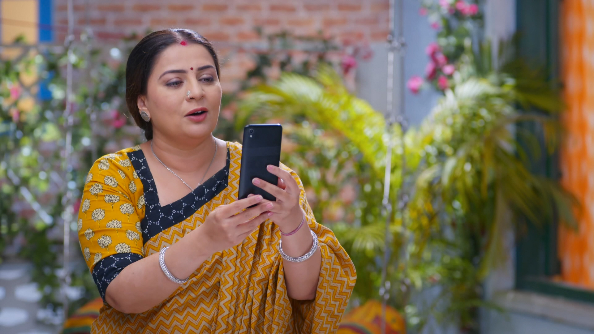 Watch Indiawaali Maa Episode No. 1 TV Series Online - Distance Brings ...