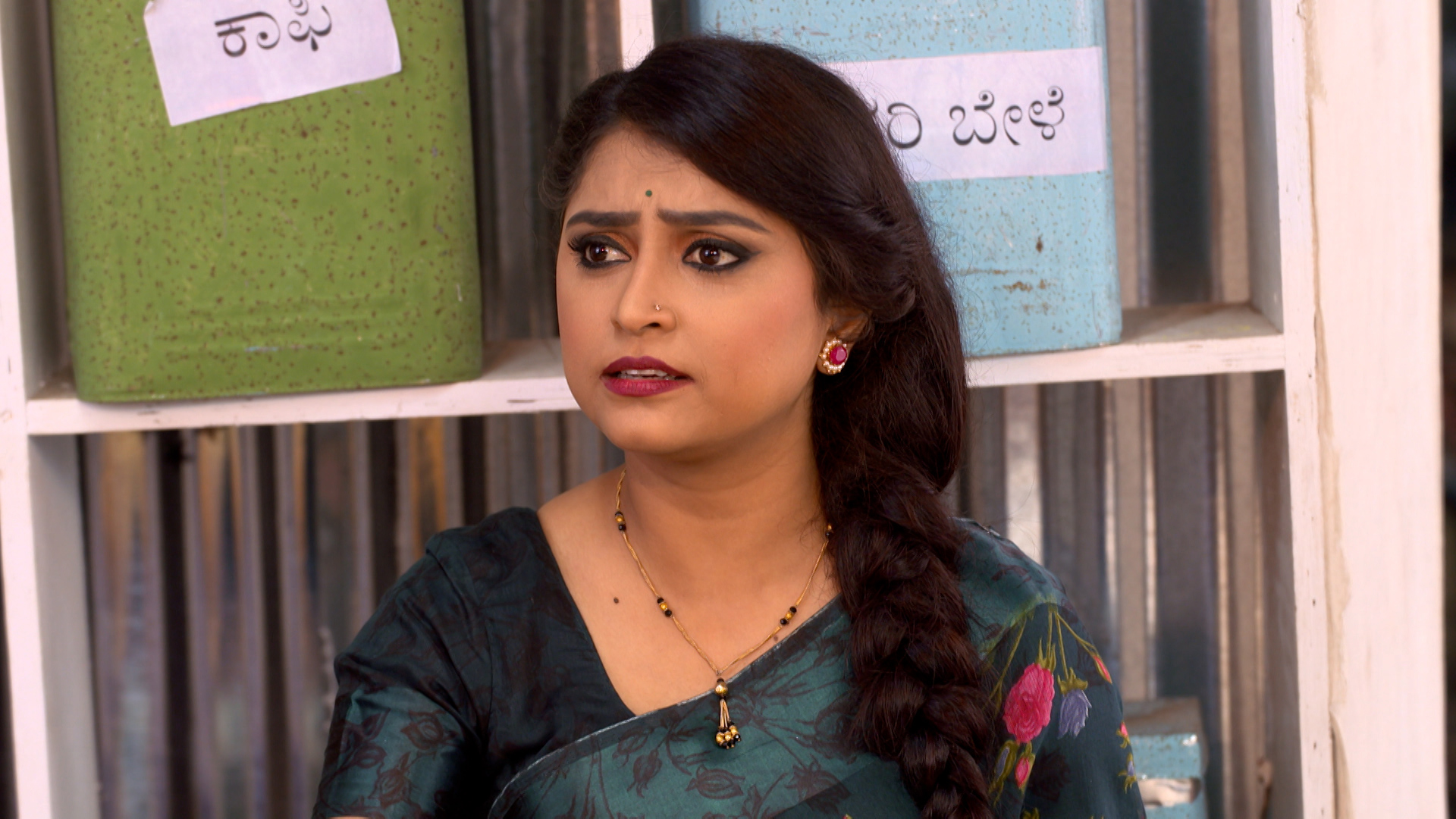 Watch Jivachi Hotiya Kahili Episode no. 77 TV Series Online - Sarita Becomes Suspicious - Sony LIV
