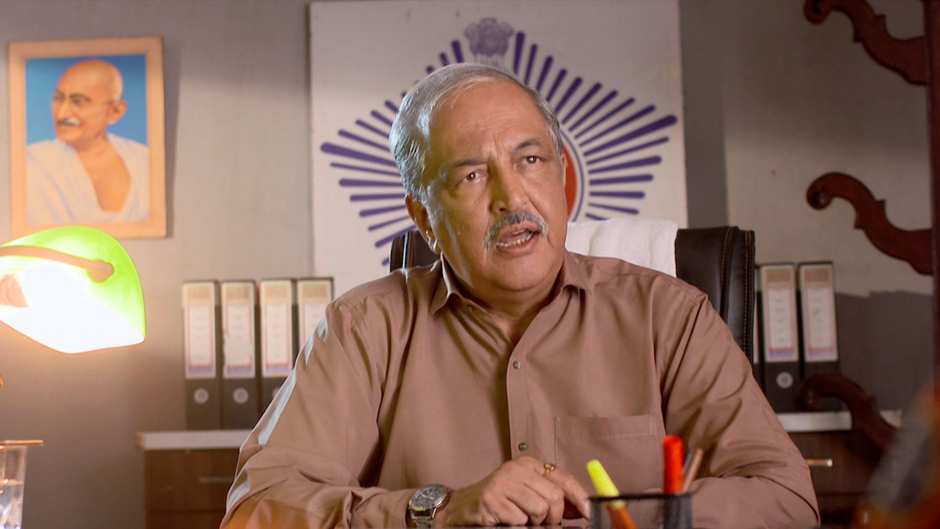 Watch Tumchi Mulgi Kay Karte? Episode no. 209 TV Series Online - Khoti ...