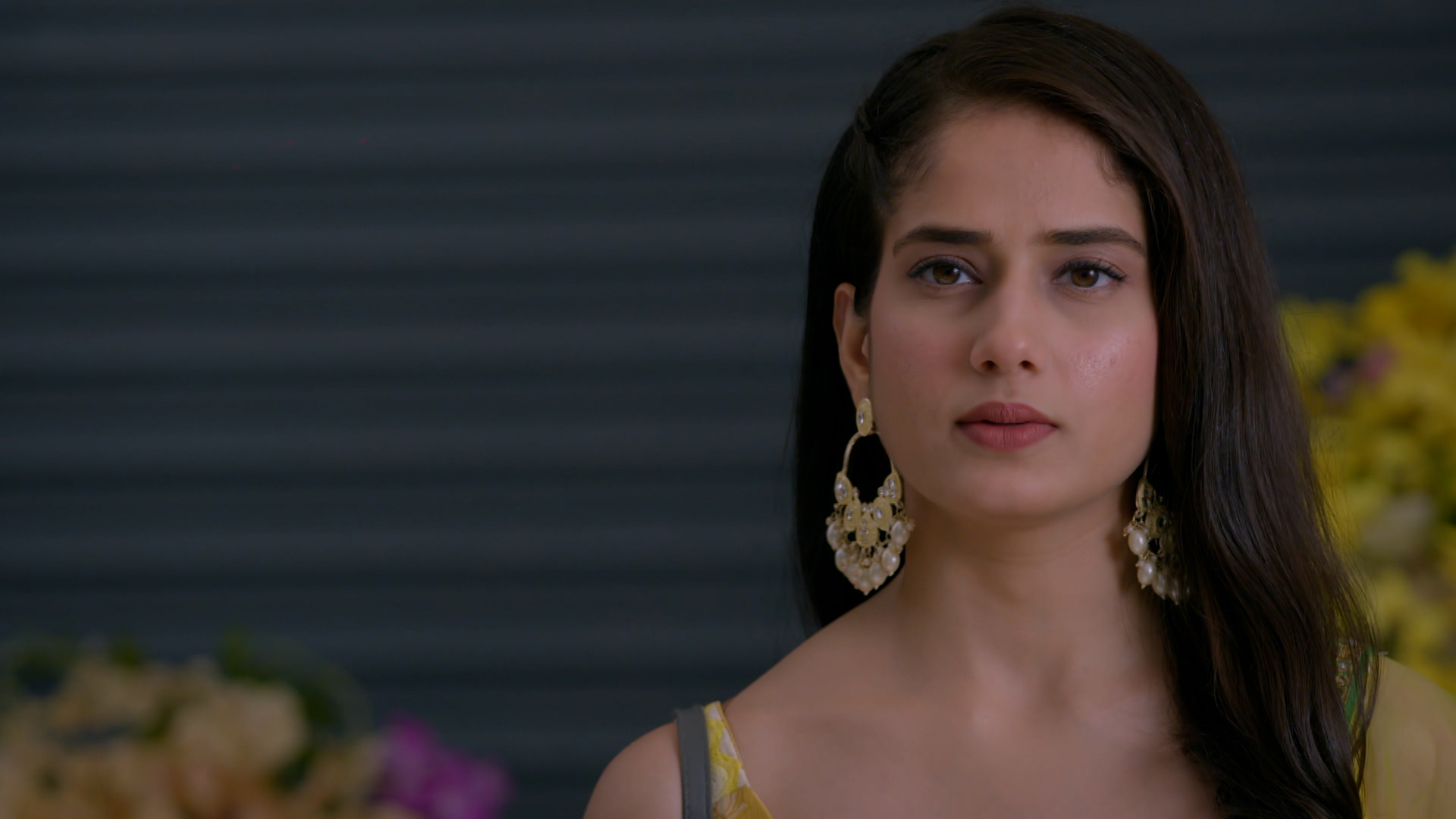 Watch Sab Satrangi Episode no. 105 TV Series Online - Shweta Buys The ...