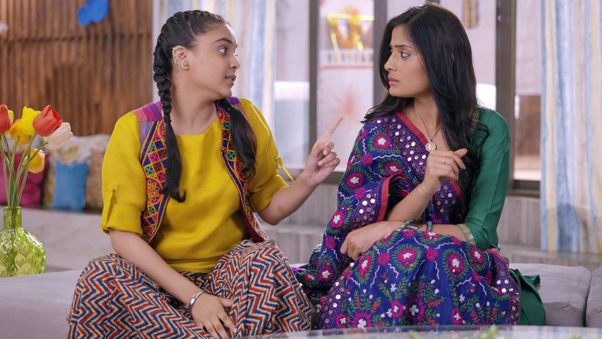Watch Super Sisters Episode No. 12 TV Series Online - Let Us In - SonyLIV