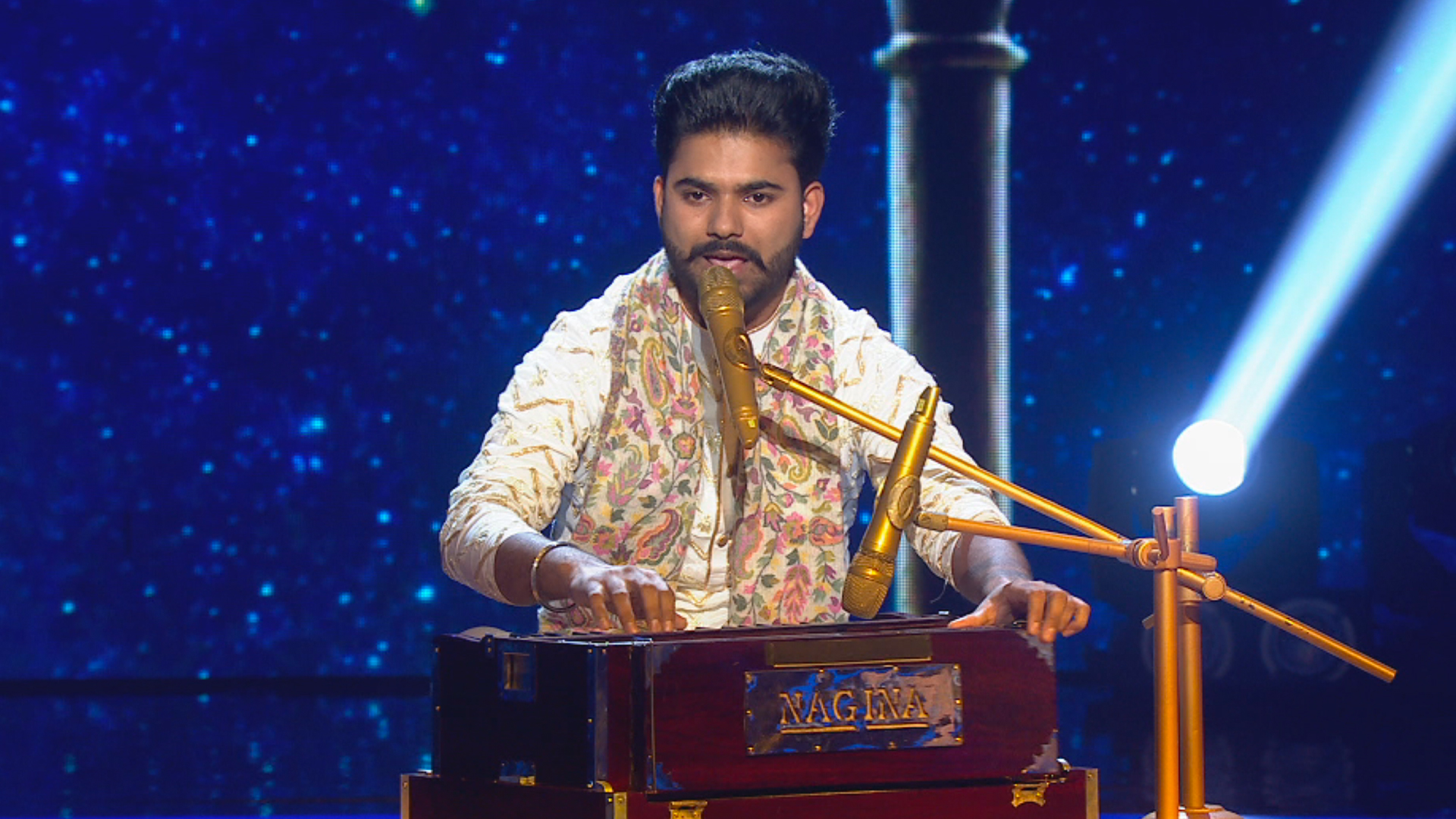 Watch Chamakte Chand Ko By Navdeep Wadali from Indian Idol online ...