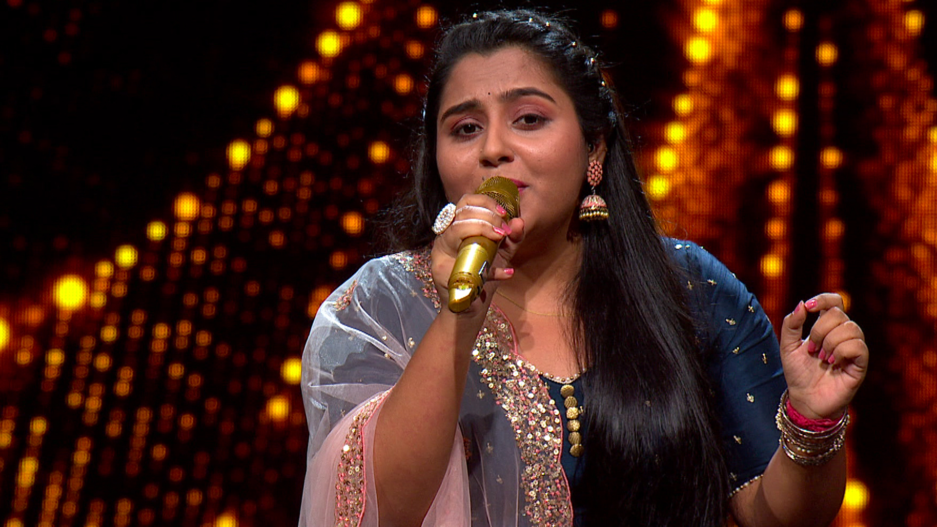 Watch Tere Sang Pyar Main Nahin Todna By Deboshmita from Indian Idol ...